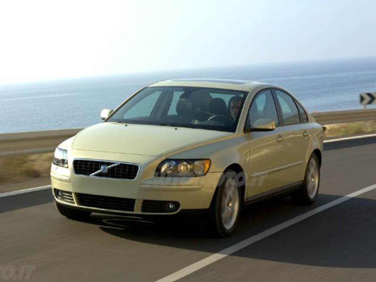Volvo S40 D2 R-design: prezzo e scheda tecnica - Automoto.it