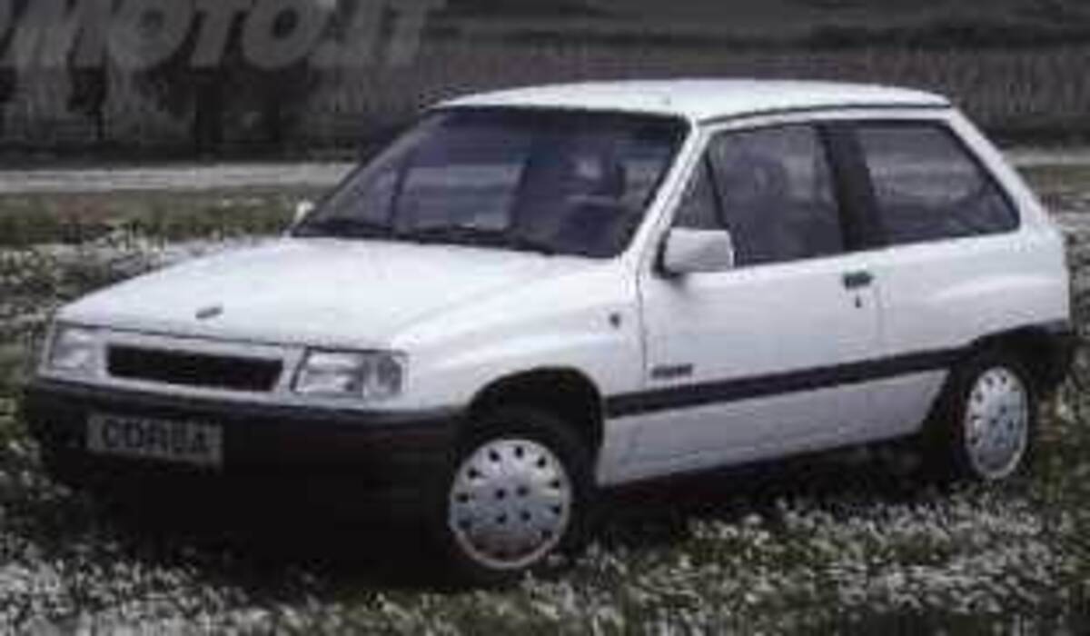 Opel Corsa 1.4 3 porte Joy Sport Pack : prezzo e scheda tecnica ...