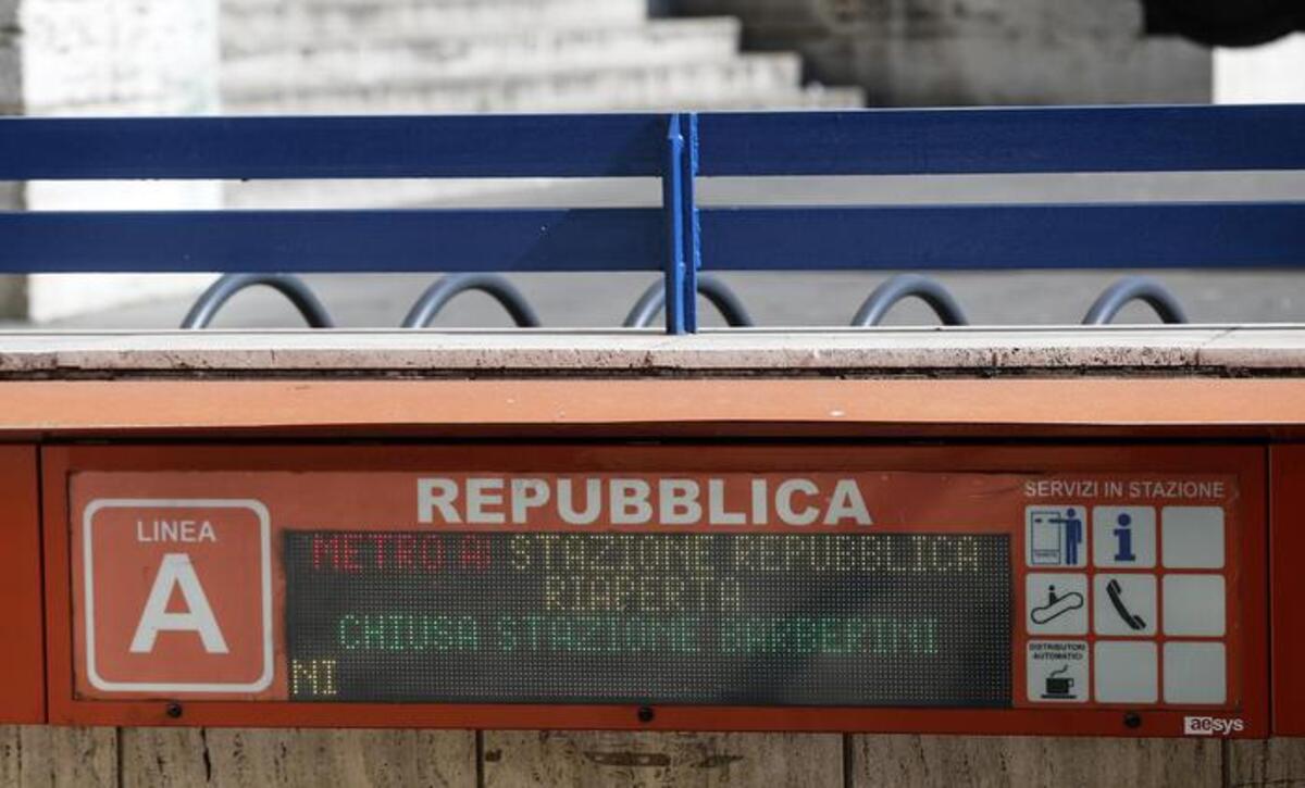 Roma, riaperta la fermata della metro Repubblica - News - Automoto.it