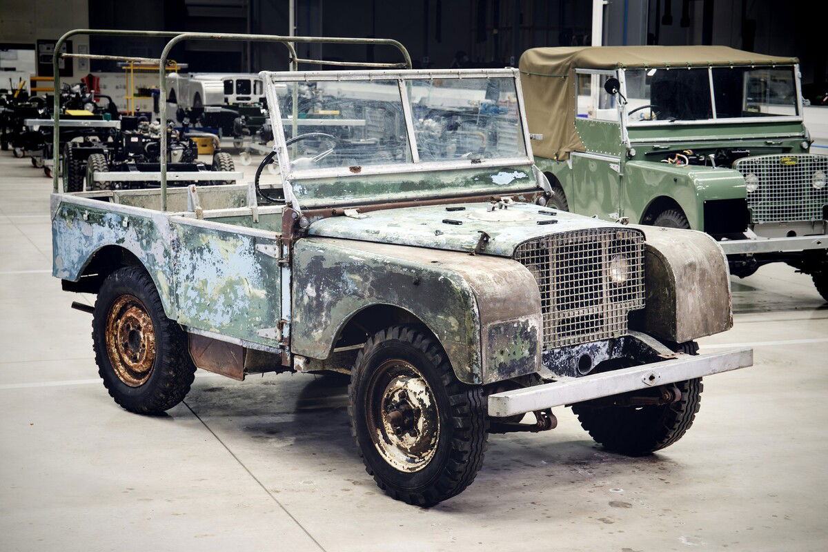 Land Rover: il primo Defender torna su strada, ecco le foto del restauro - News - Automoto.it