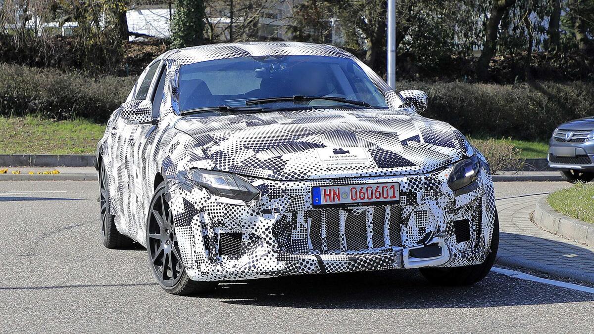 Eccolo in strada, FUV Ferrari 2022 durante i test: è il Mezzosangue ...