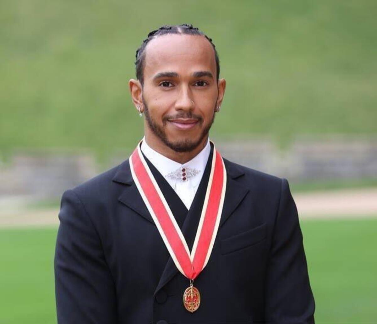 F1, Lewis Hamilton diventa ufficialmente Sir: la cerimonia al castello ...