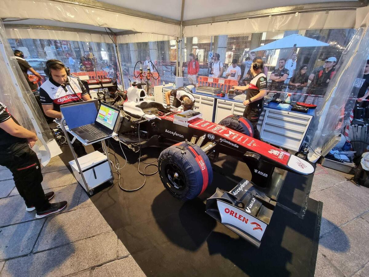 Sveglia Milano, c'è l'Alfa Romeo F1 che gira in centro con Bottas ...