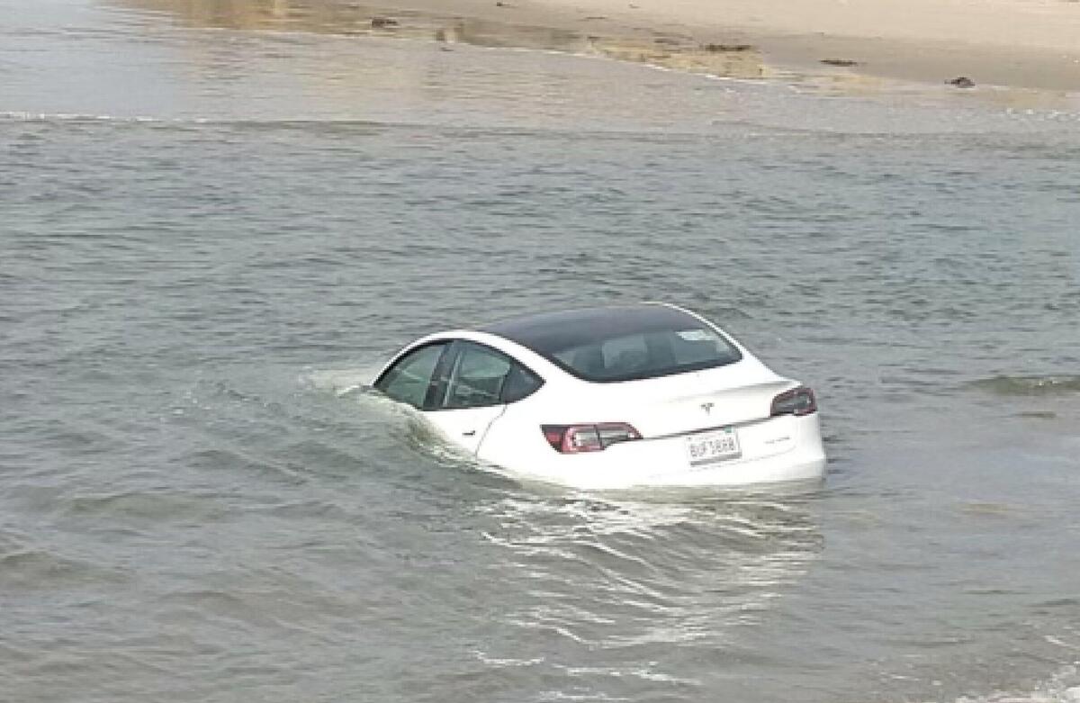 C'è una Tesla in mezzo all'oceano, nessuno a bordo [VIDEO] - Elettrico ...