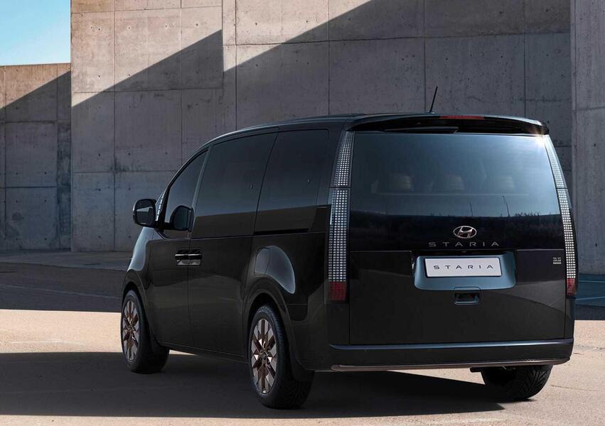 Hyundai Staria 2.2 MT 2WD 9 posti (01/2023): prezzo e scheda tecnica ...