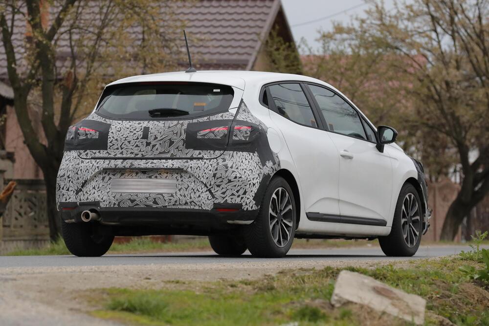 Renault Clio 2023, nuovi ibridi e nuovo Facelift [Foto Spia] - News ...