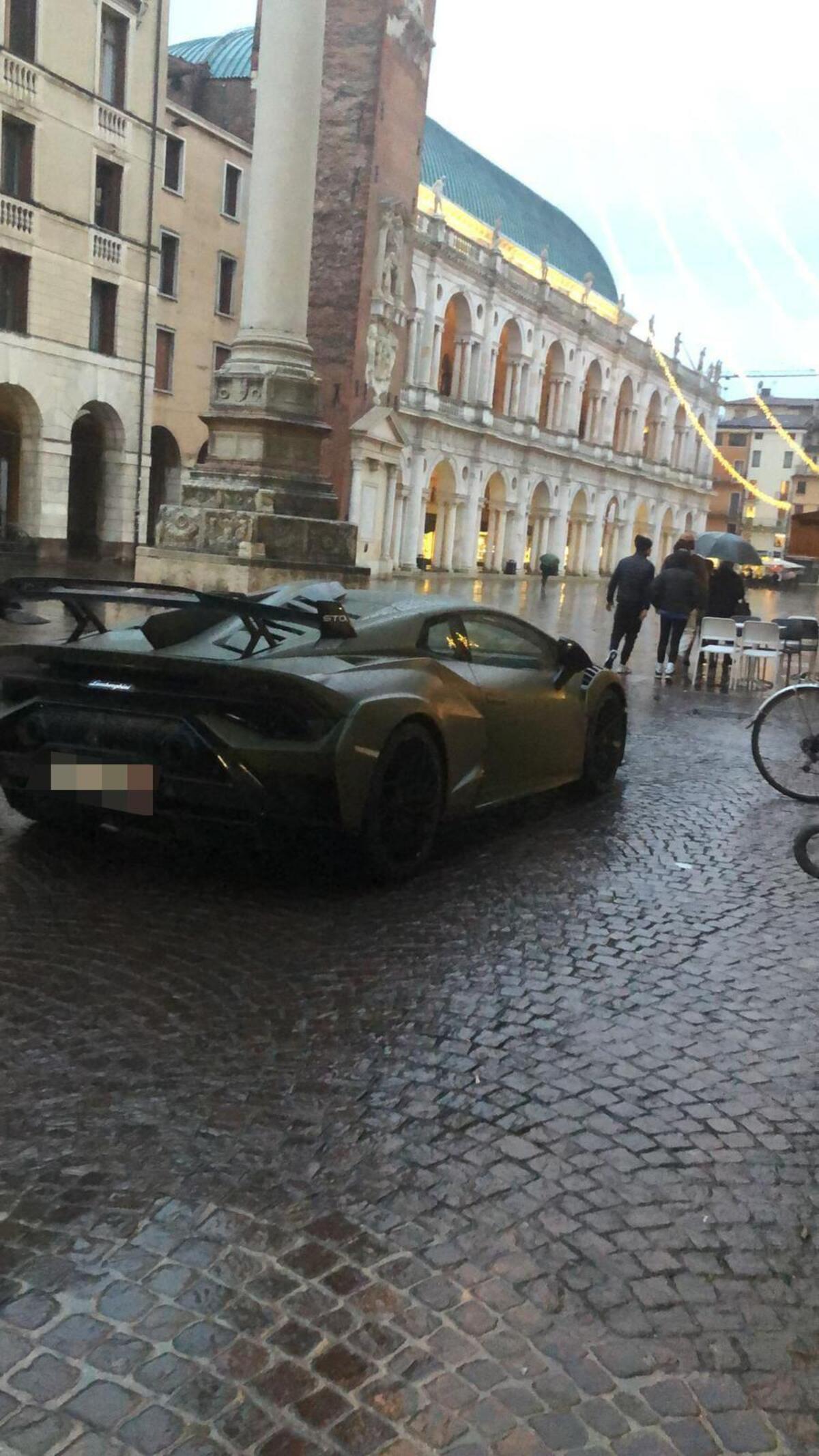 Lo spaccone in Lamborghini: rimozione impossibile e lui ride della ...