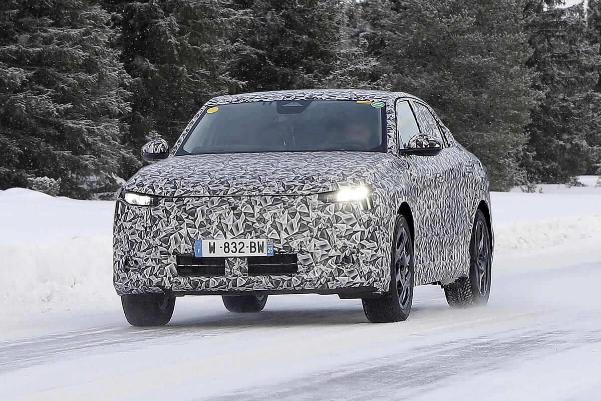 DS 8, l’ammiraglia francese sarà prodotta a Melfi [Foto Spia] - Elettrico - Automoto.it