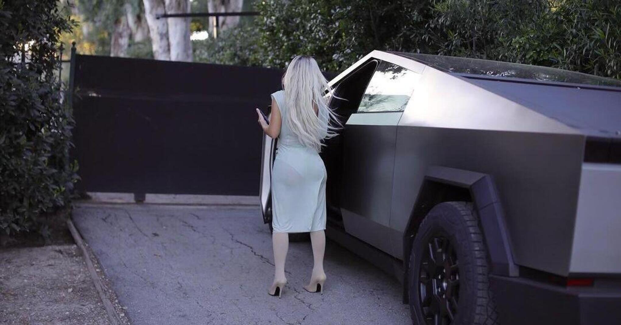 Kim Kardashian guida il Tesla Cybertruck, e il figlio di 5 anni ...