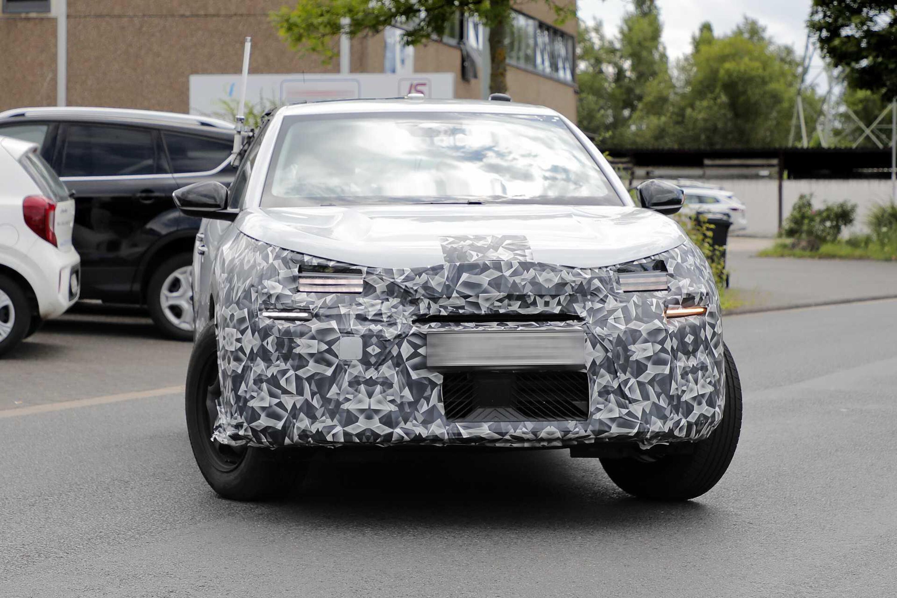 Citroen C4 2025: ecco il facelift con le nuove foto spia - News - Automoto.it