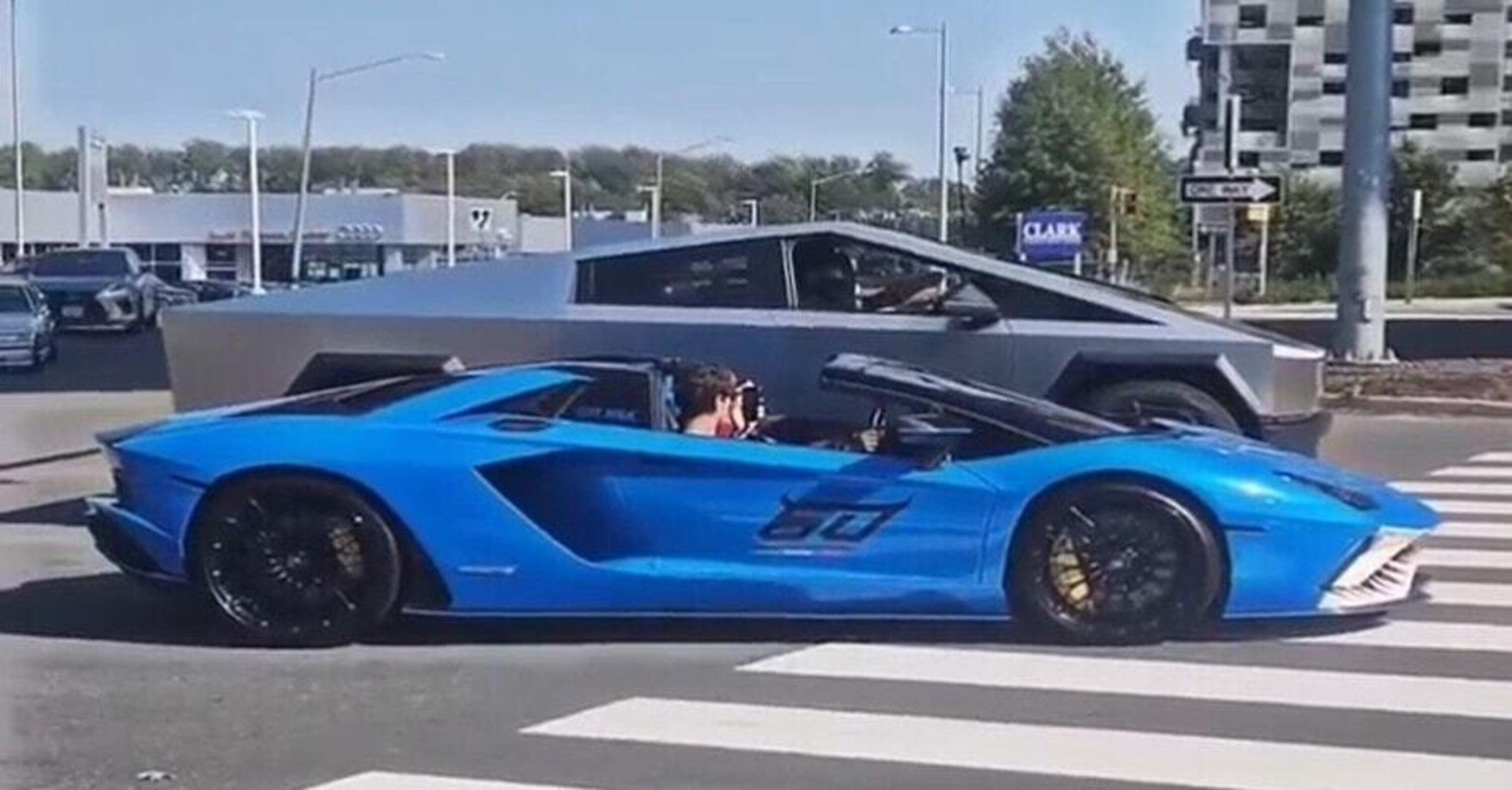 La Drag Race improvvisata fra un Cybertruck e Lambo Aventador ...