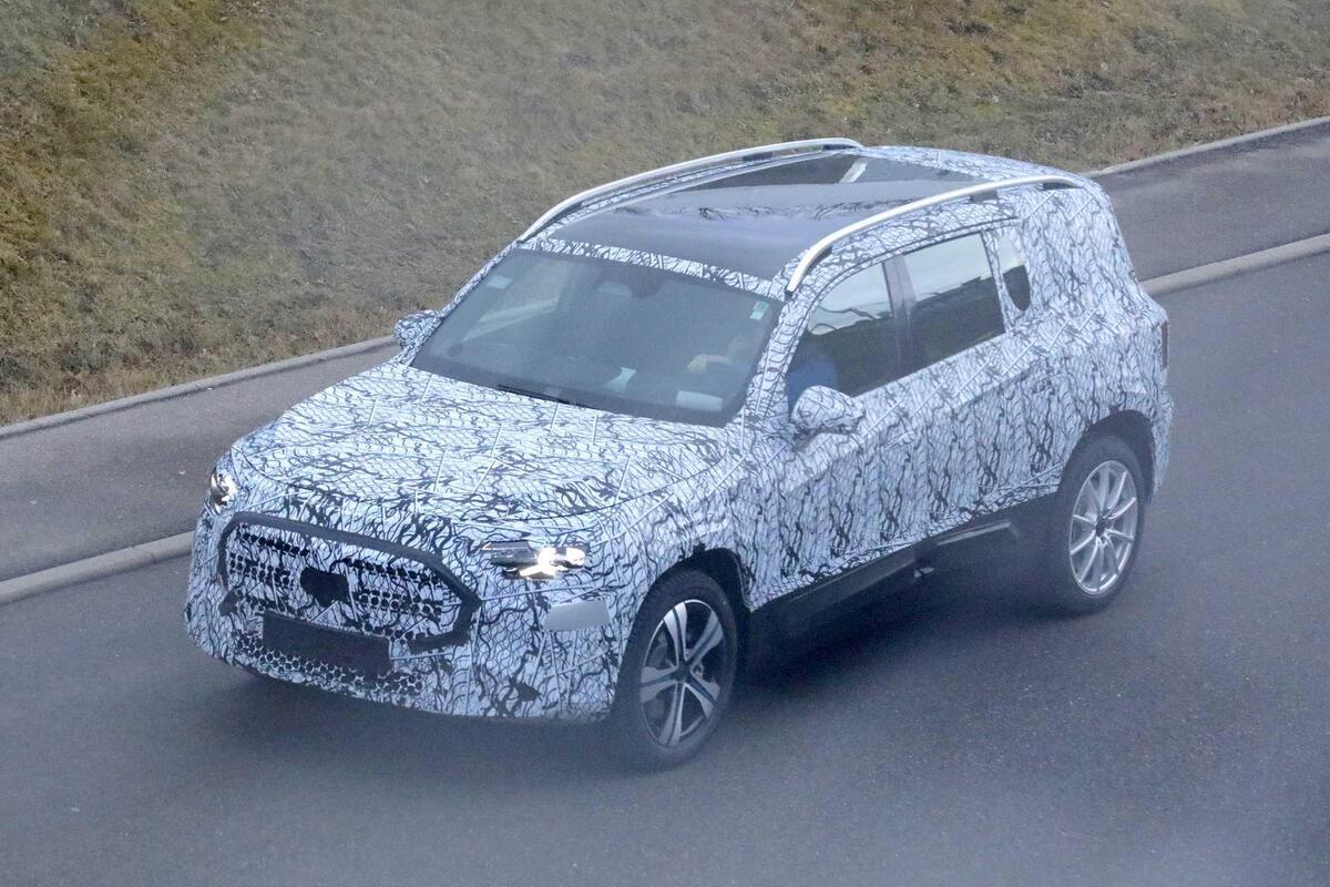 Mercedes GLB: la prossima generazione arriverà nel 2026 [Foto Spia] - News - Automoto.it